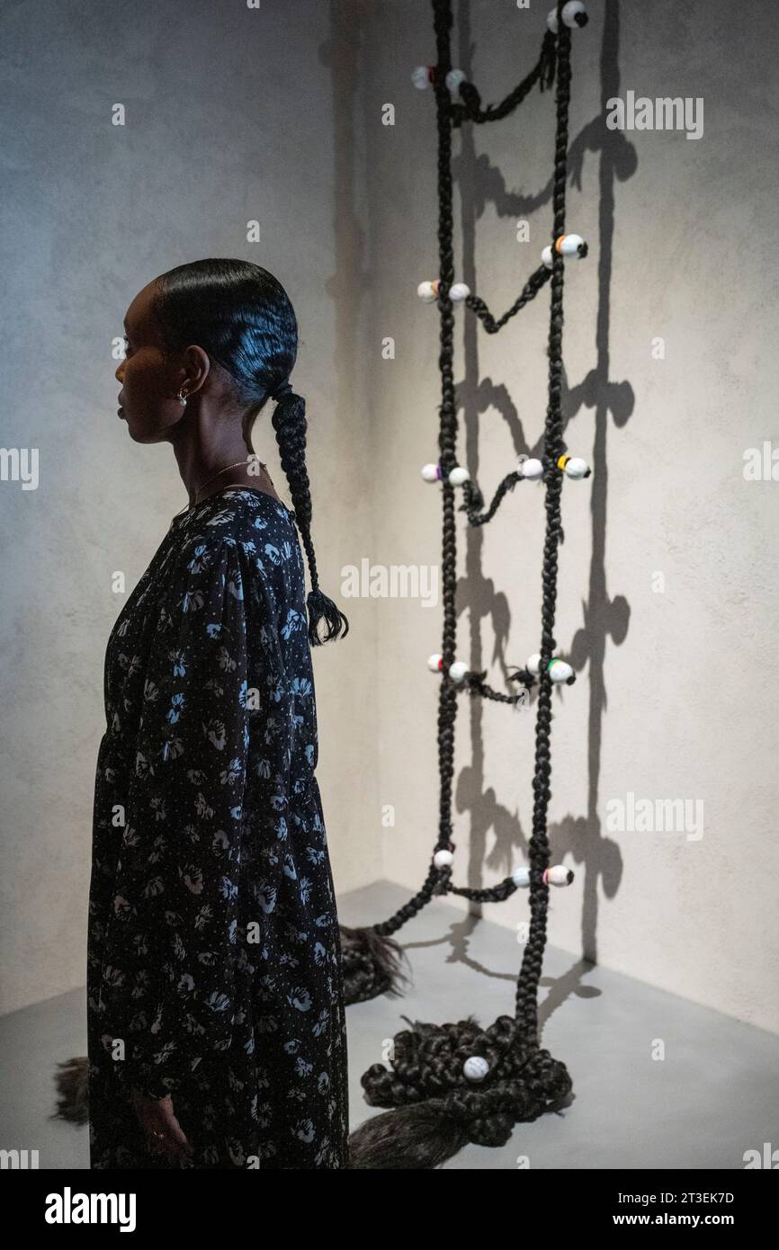 London, UK. 25 October 2023. A staff member with ‘We Climb’, 2021, by ...