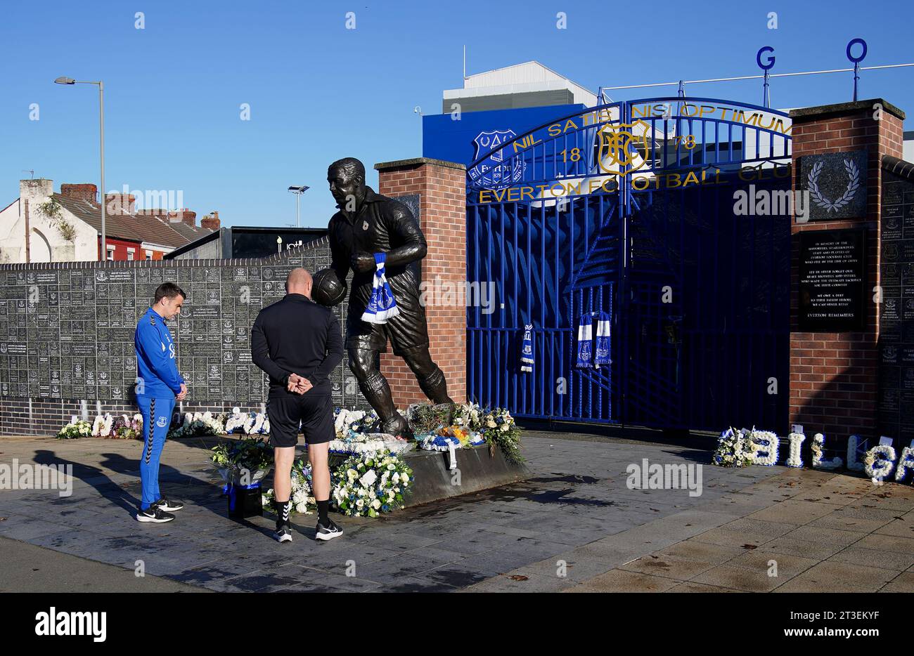 Dixie dean statue hi-res stock photography and images - Alamy