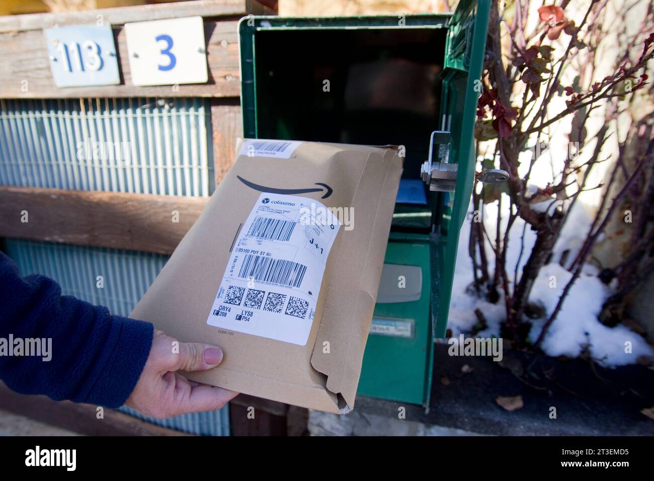 Amazon parcel women hi-res stock photography and images - Alamy