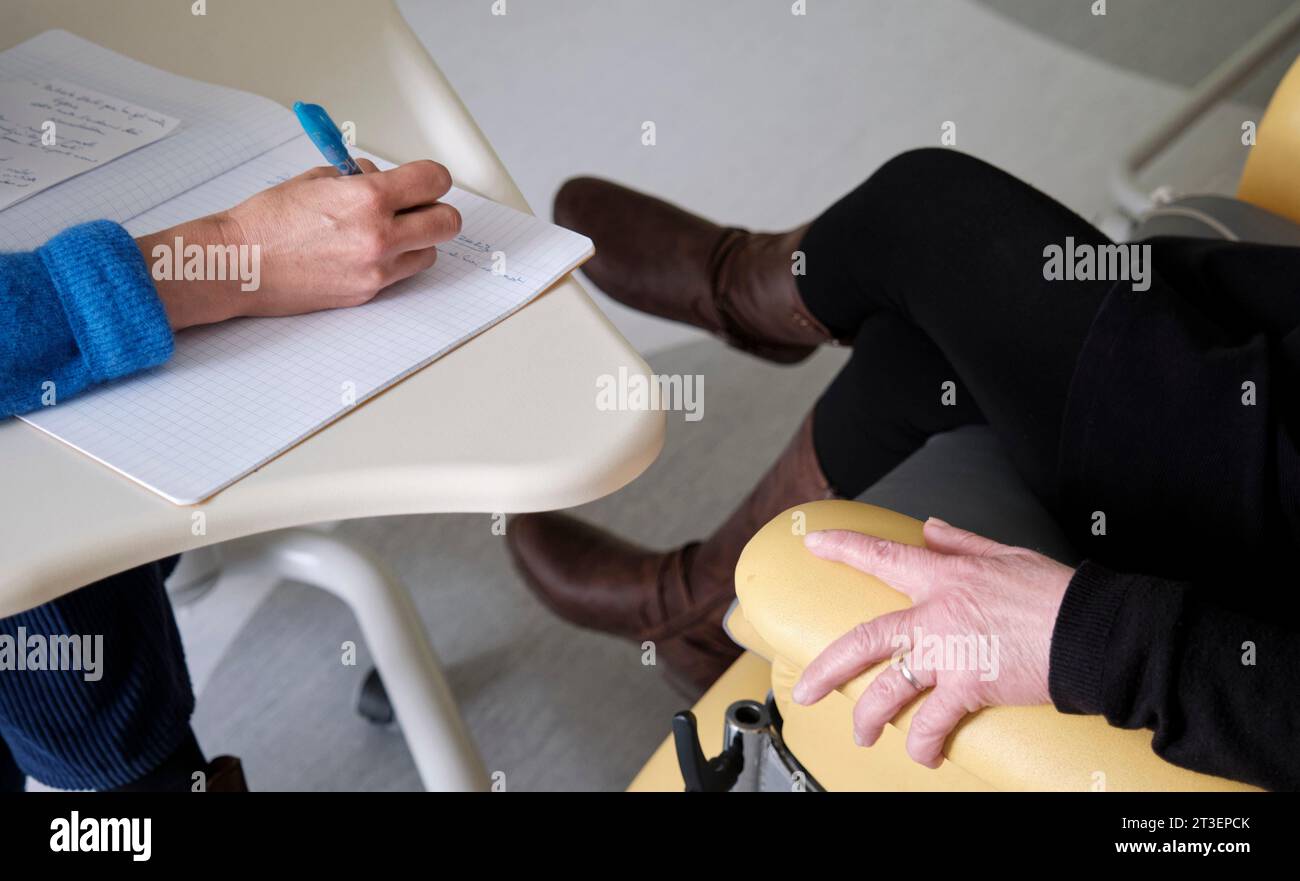 Hospital biographer in a hospital. A seriously ill hospitalized patient ...