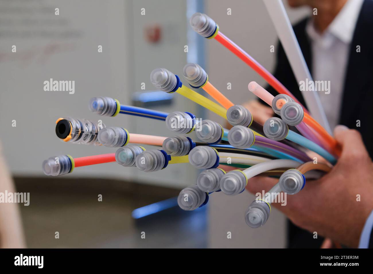 Düsseldorf 25.10.2023 Glasfaserkabel Glasfaserausbau Internetverbindung ...