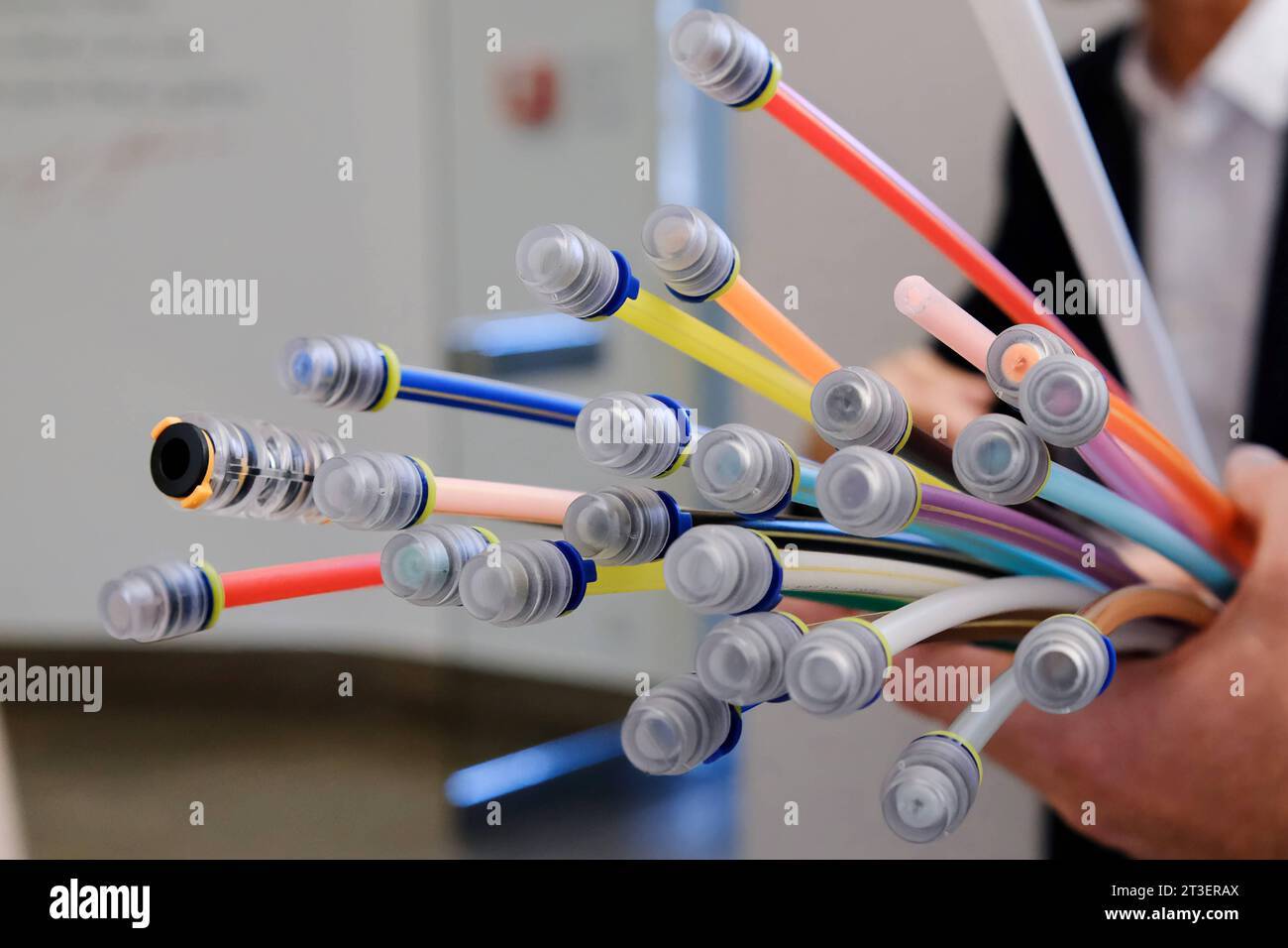 Düsseldorf 25.10.2023 Glasfaserkabel Glasfaserausbau Internetverbindung ...