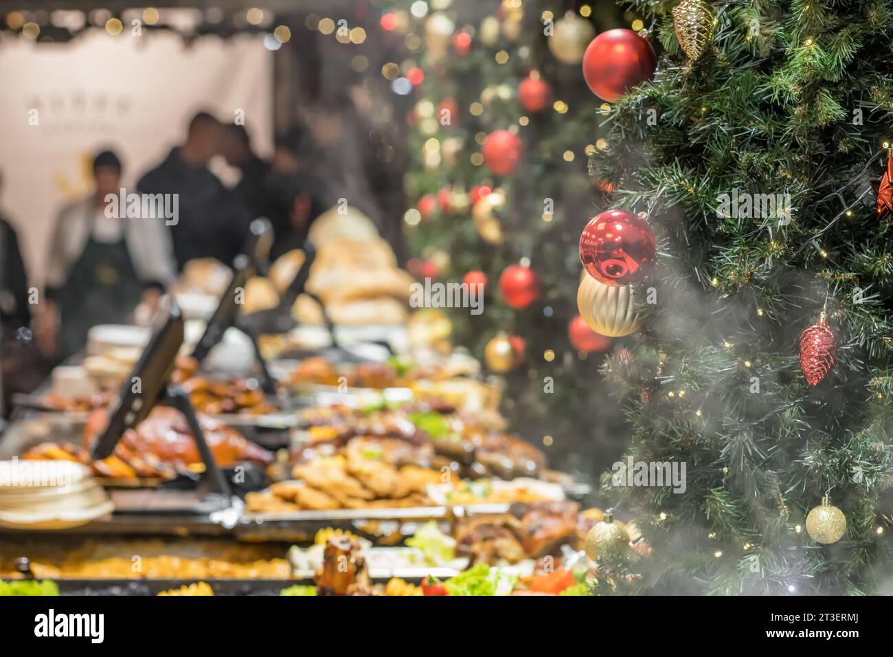 Street food at stalls of the traditional Christmas market in Europe ...