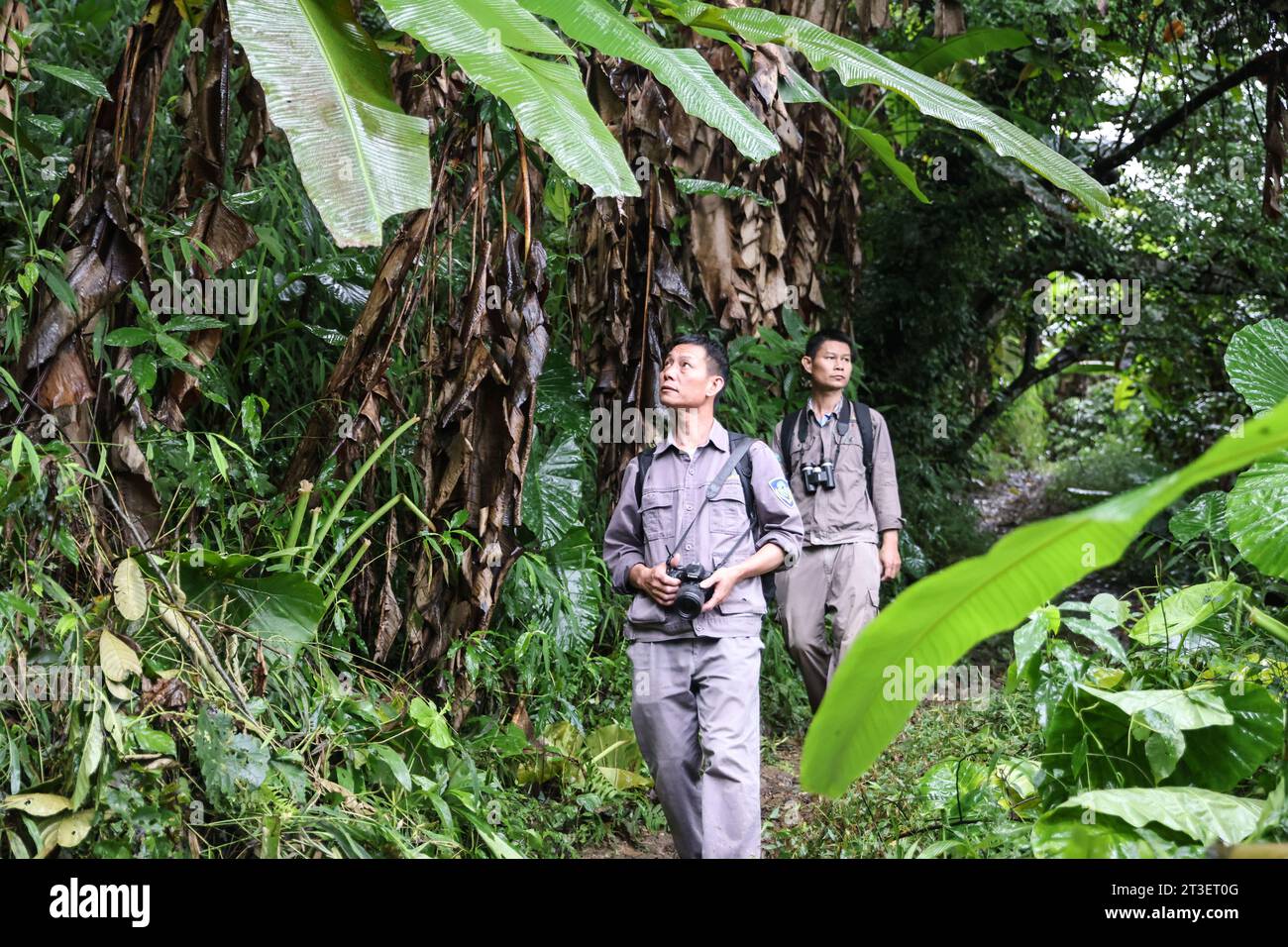 (231025) -- HAIKOU, Oct. 25, 2023 (Xinhua) -- Li Wenyong (L) and his ...