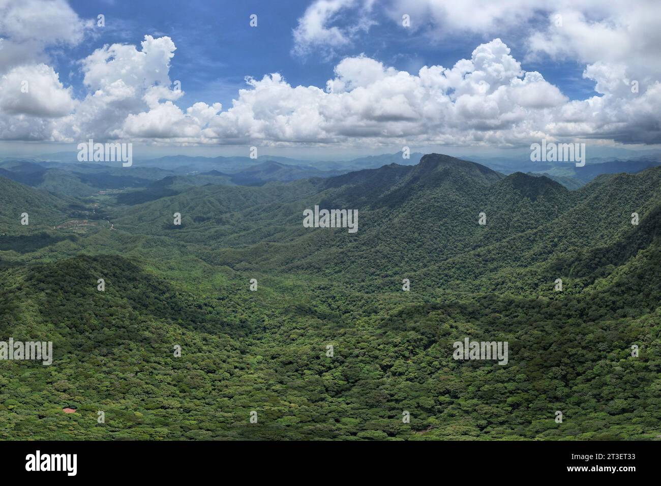 (231025) -- HAIKOU, Oct. 25, 2023 (Xinhua) -- This aerial photo taken ...