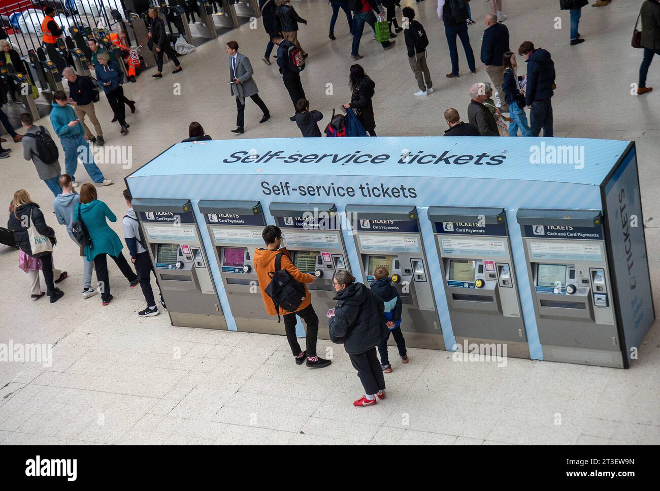 Self service ticket machines waterloo station hi-res stock photography ...