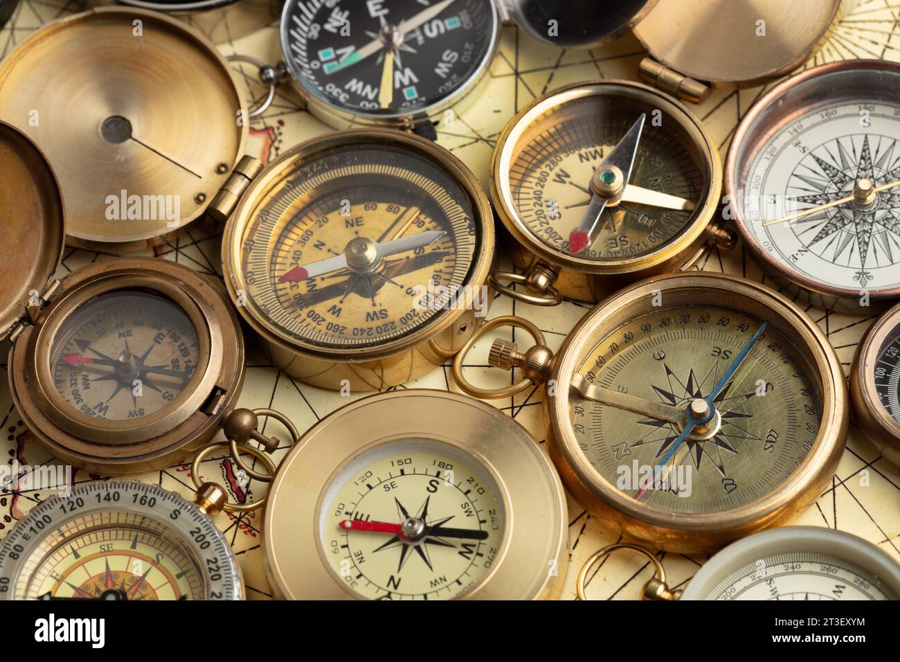 Vintage compasses hi-res stock photography and images - Alamy