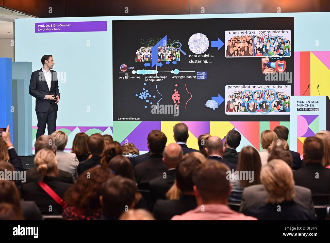 Vortrag von Prof.Dr. Bjoern OMMER LMU Muenchen auf der Buehne ueber KI, Kuenstliche Intelligenz ...