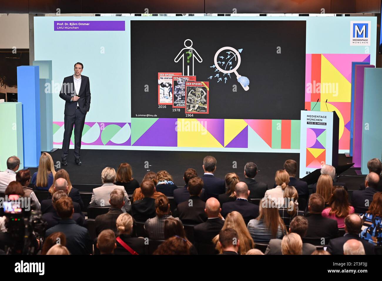 Vortrag von Prof.Dr. Bjoern OMMER LMU Muenchen auf der Buehne ueber KI, Kuenstliche Intelligenz ...