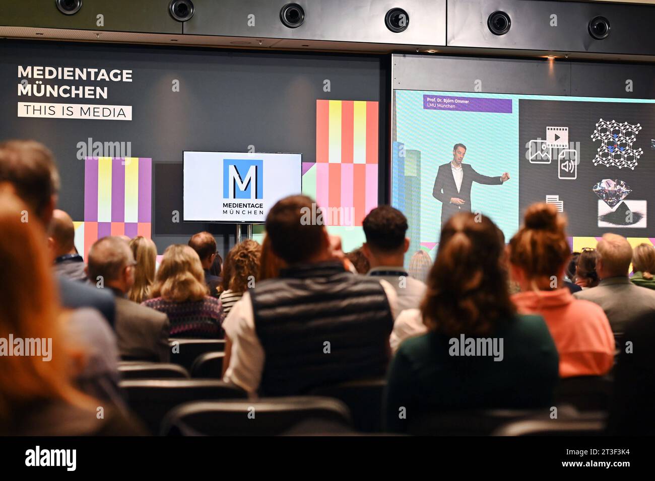 Vortrag von Prof.Dr. Bjoern OMMER LMU Muenchen auf der Buehne ueber KI, Kuenstliche Intelligenz ...