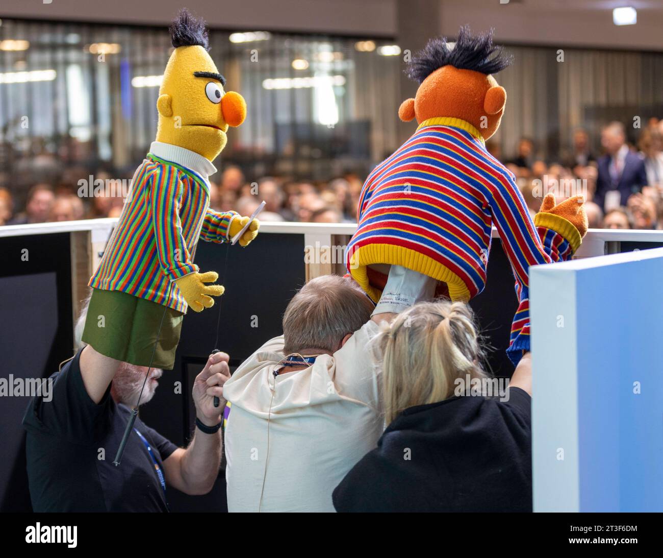 Bert und ernie figuren hi-res stock photography and images - Alamy