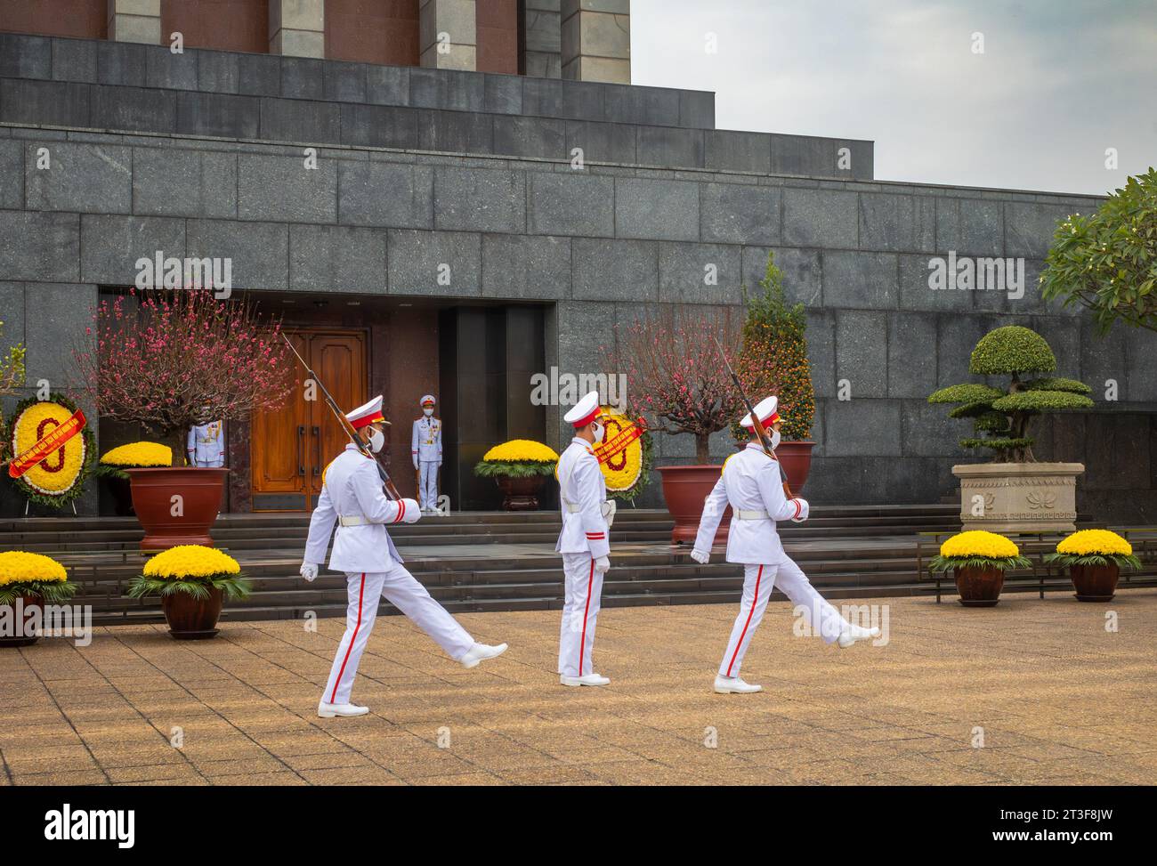 White-uniformed soldiers march and goose step at the Changing of the ...