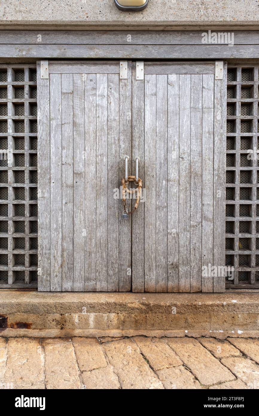 Closed door double doors hi-res stock photography and images - Alamy