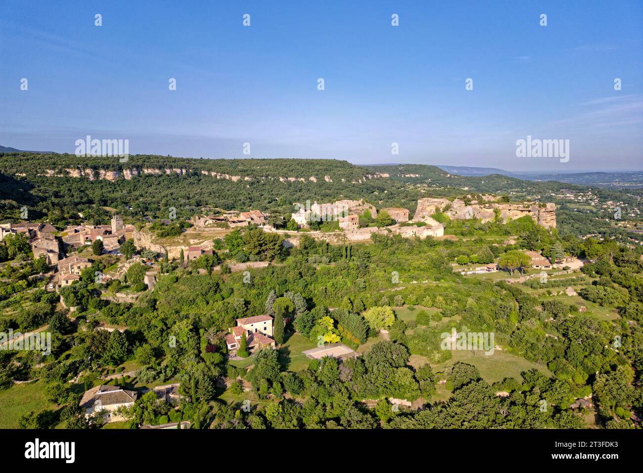 France, Vaucluse, Luberon regional nature park, Saignon, perched ...