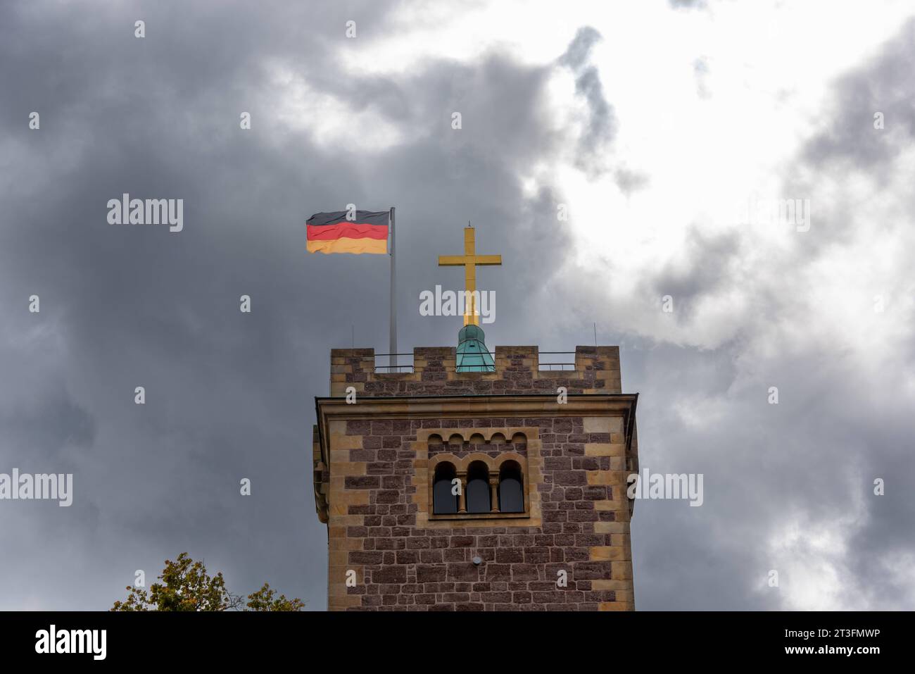 DiemDeutsche Flagge und ein christliches Kreus auf dem Burgturm der ...
