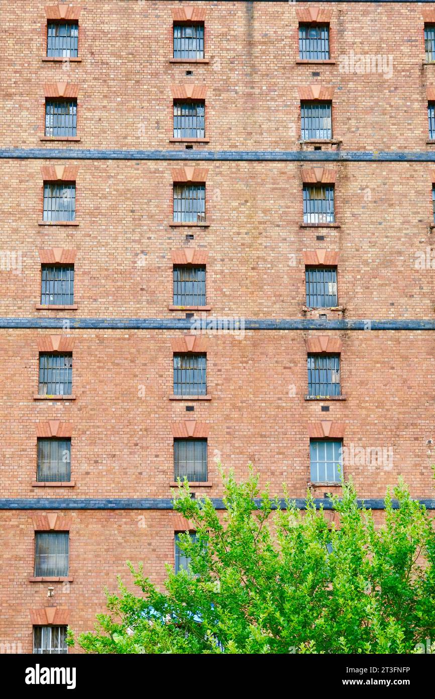 United Kingdom, Bristol, abandoned red brick building Stock Photo - Alamy