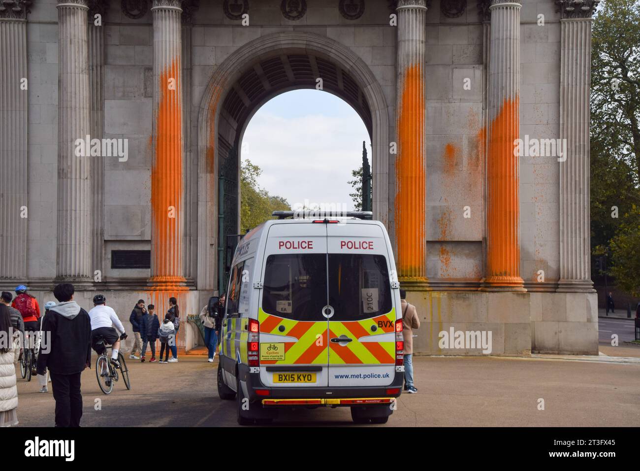 Police at the scene in hyde park hi-res stock photography and images ...