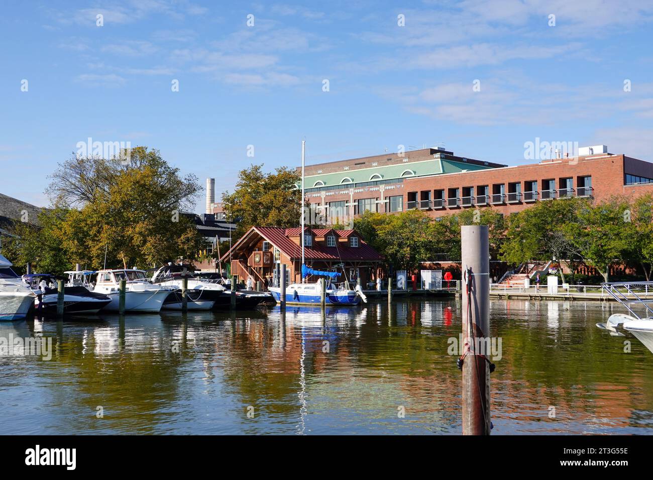 Docks and Torpedo Factory Art Center along the Potomac River in Old ...