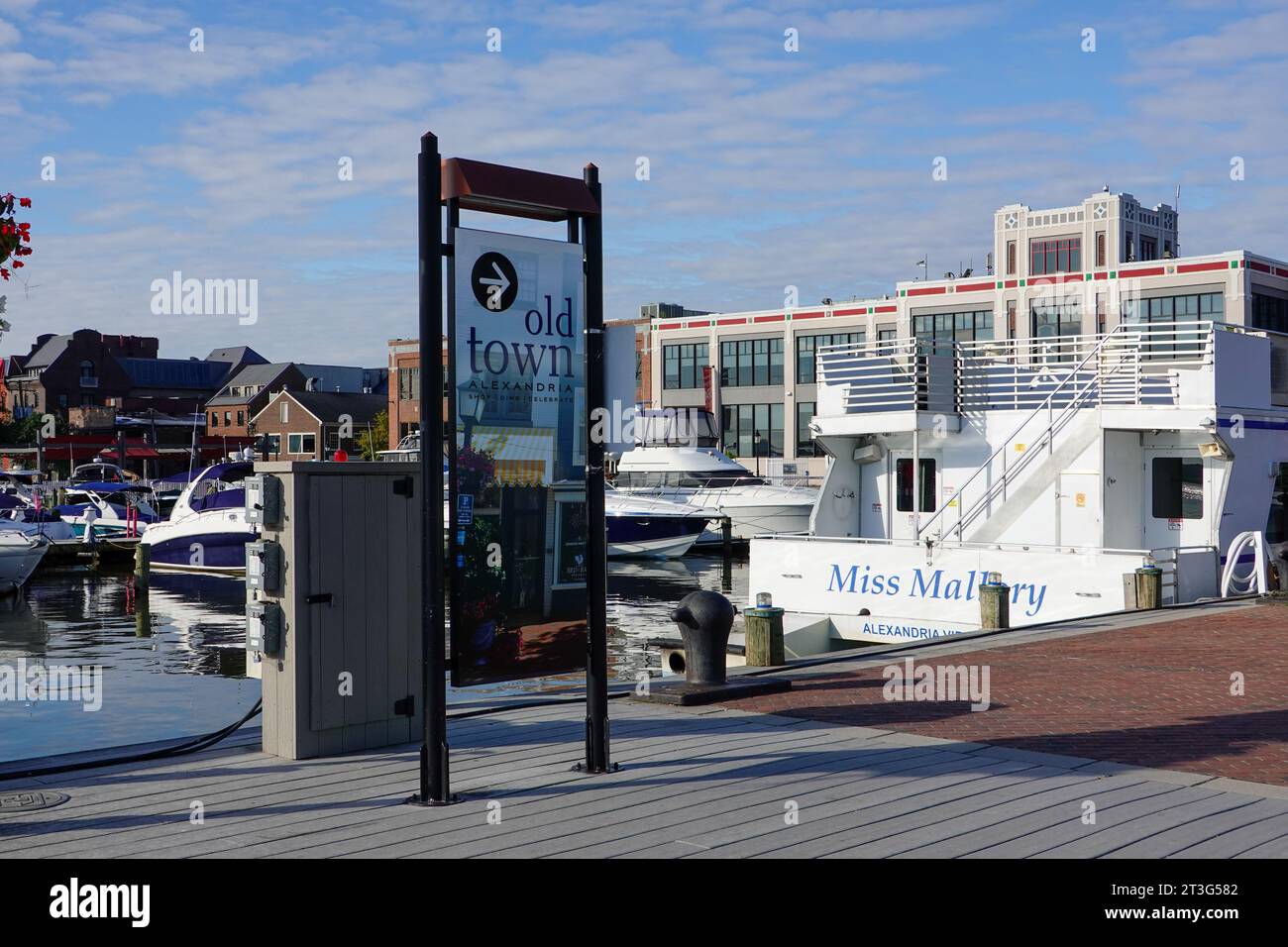 Old Town Alexandria, Virginia docks, marina, with Torpedo Factory Art ...