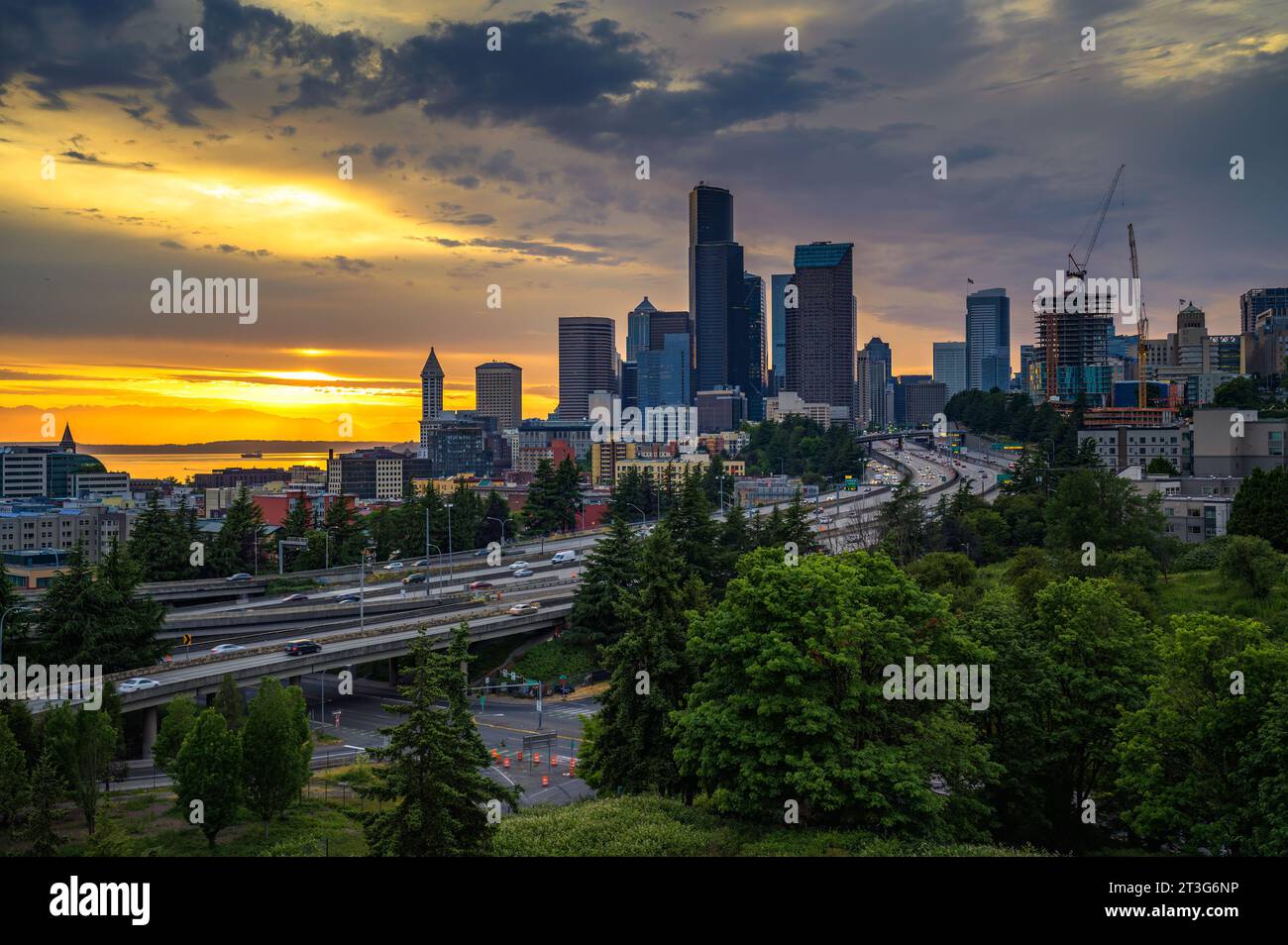 Night view i 5 seattle skyline hi-res stock photography and images - Alamy