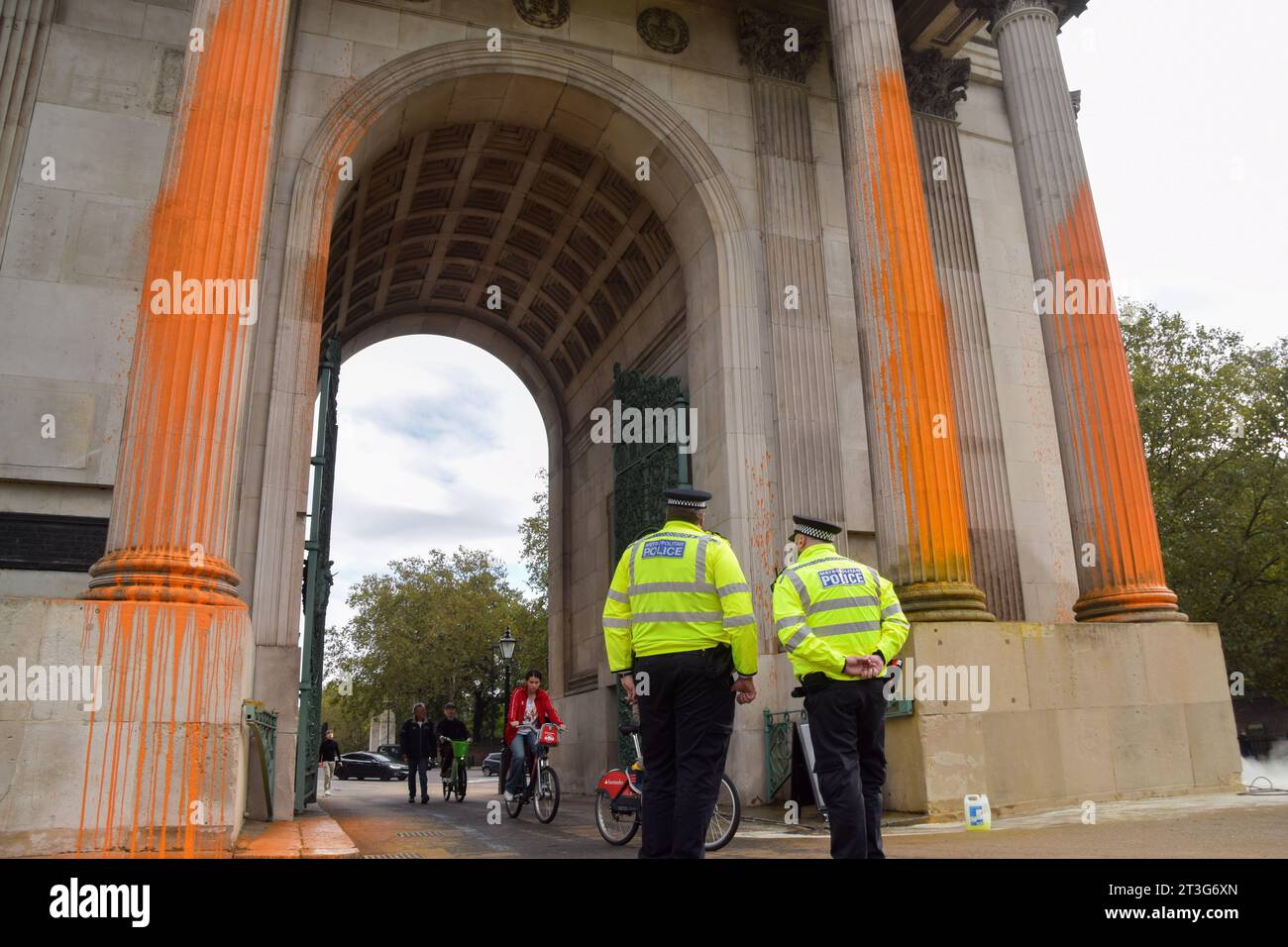 London, UK. 25th October 2023. Police on the scene after the Wellington ...
