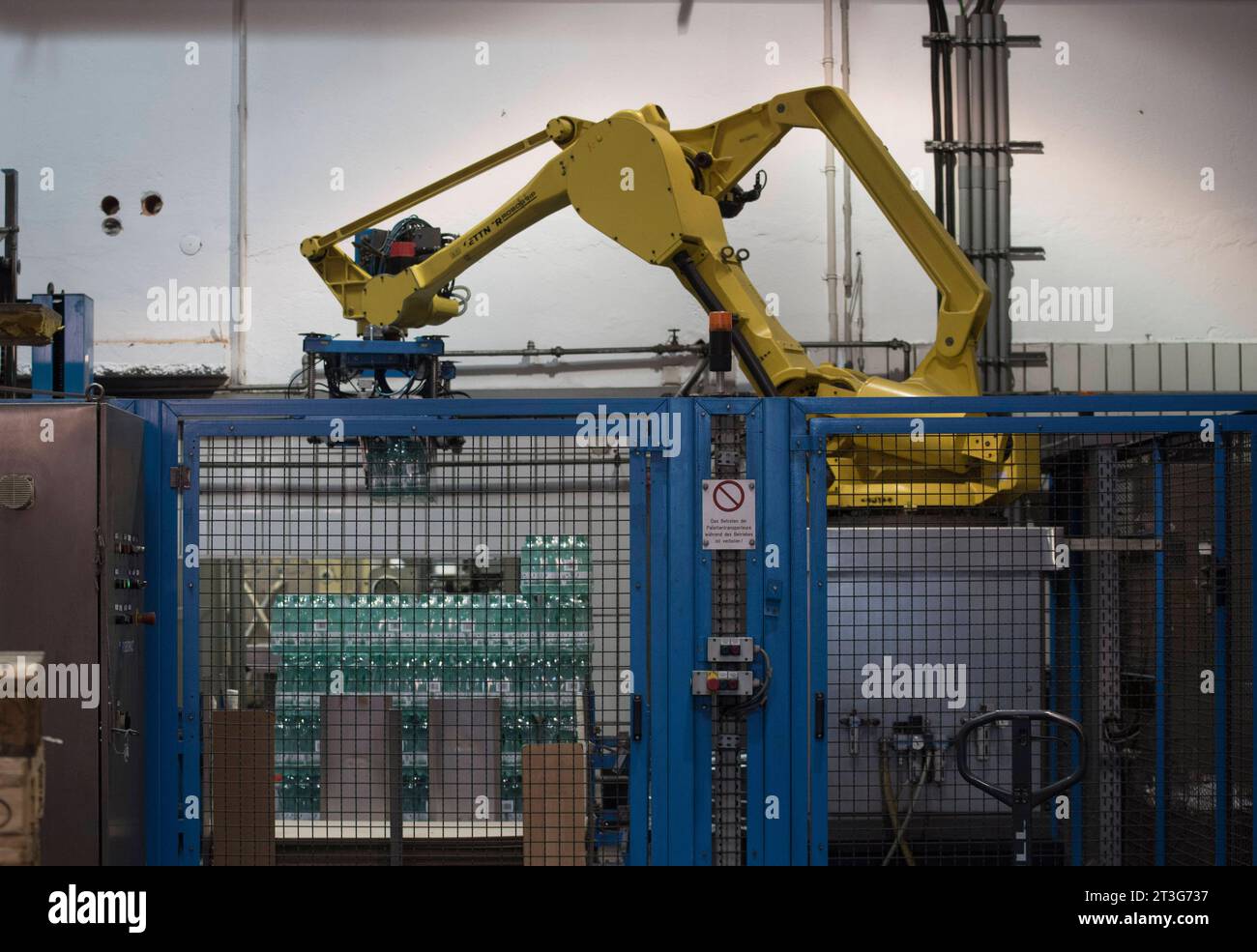 Industrial robots in use through artificial intelligence for the ...