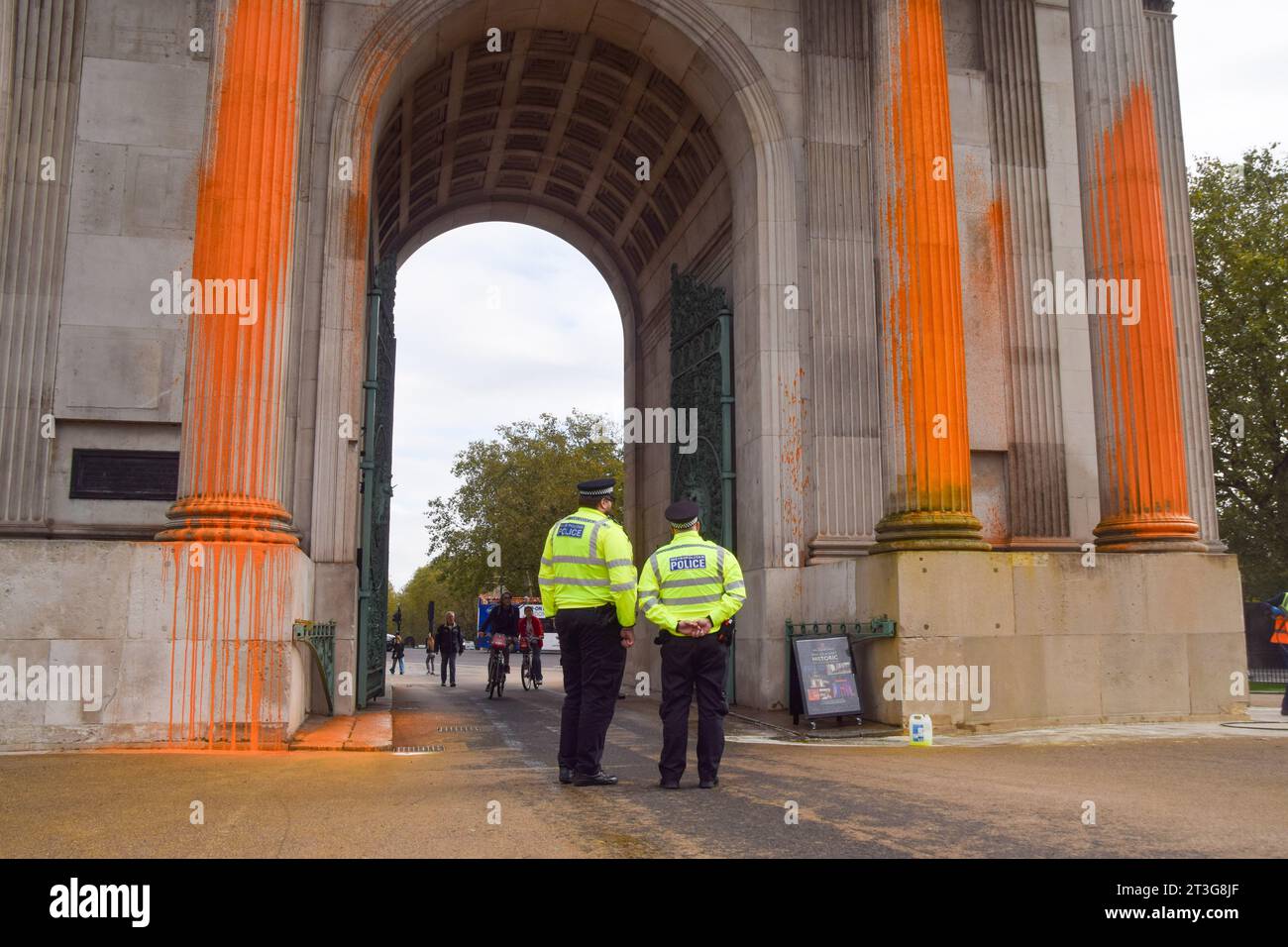 London, UK. 25th October 2023. Police on the scene after the Wellington ...