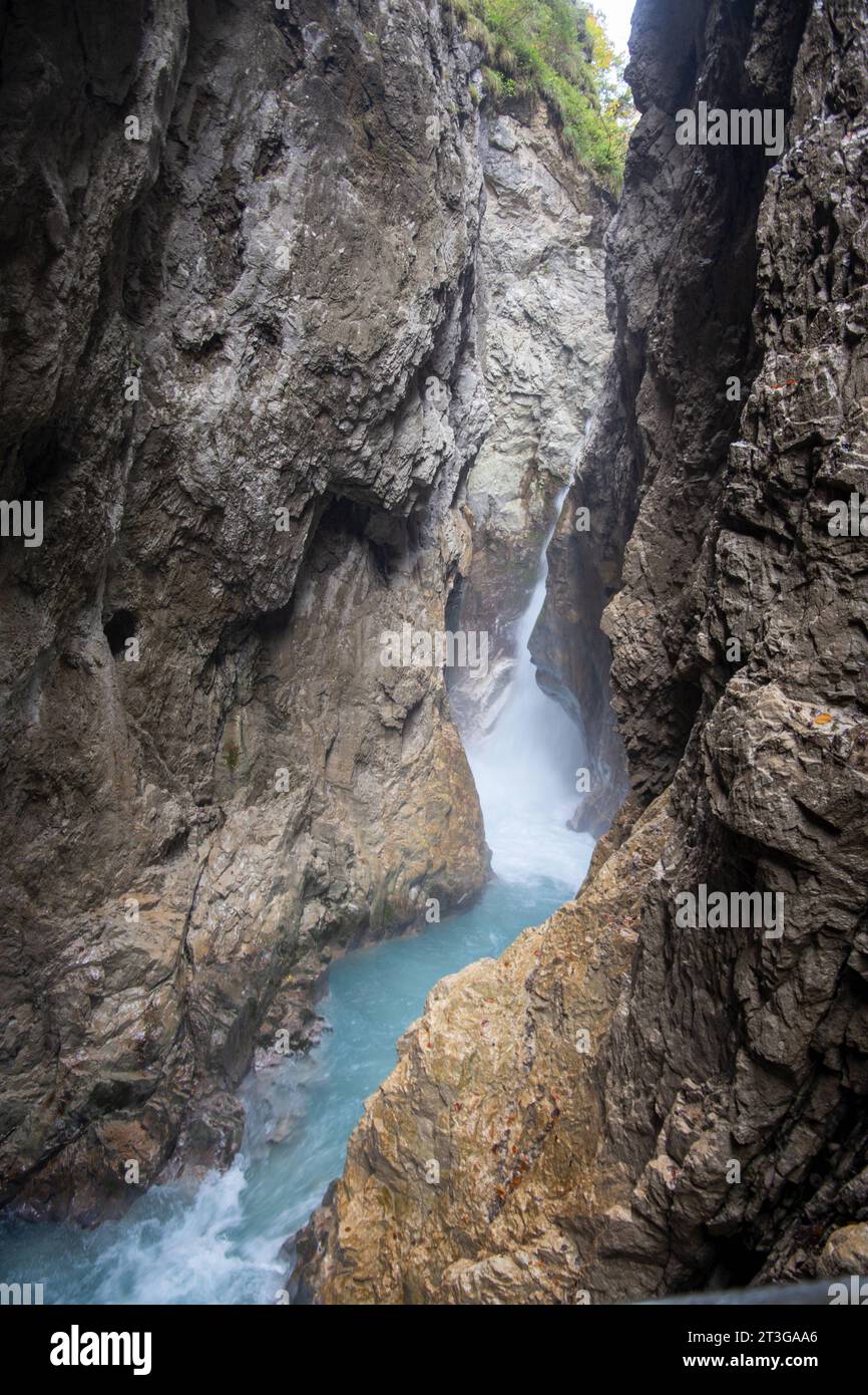 Gebirgsbach und trail hi-res stock photography and images - Alamy