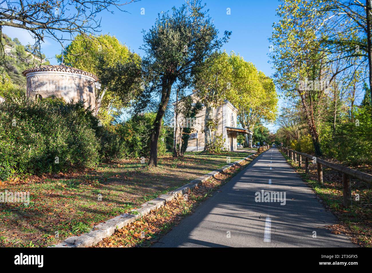 France, Vaucluse, Luberon regional natural park, cycle route on the ...