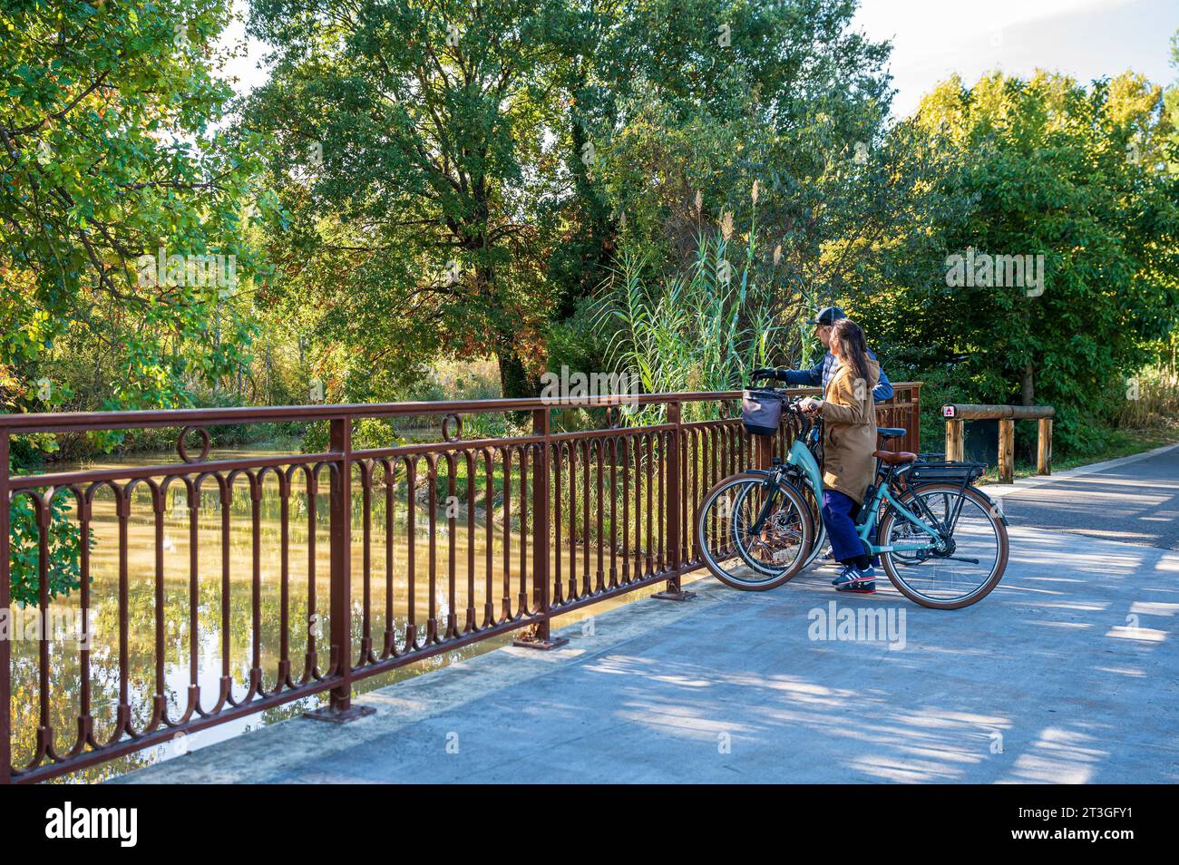 France, Vaucluse, Luberon regional natural park, cycle route on the ...