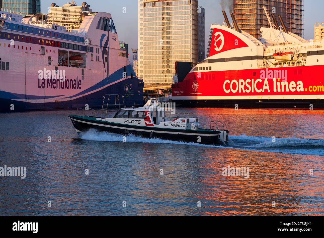 Línea de ferry hi-res stock photography and images - Alamy