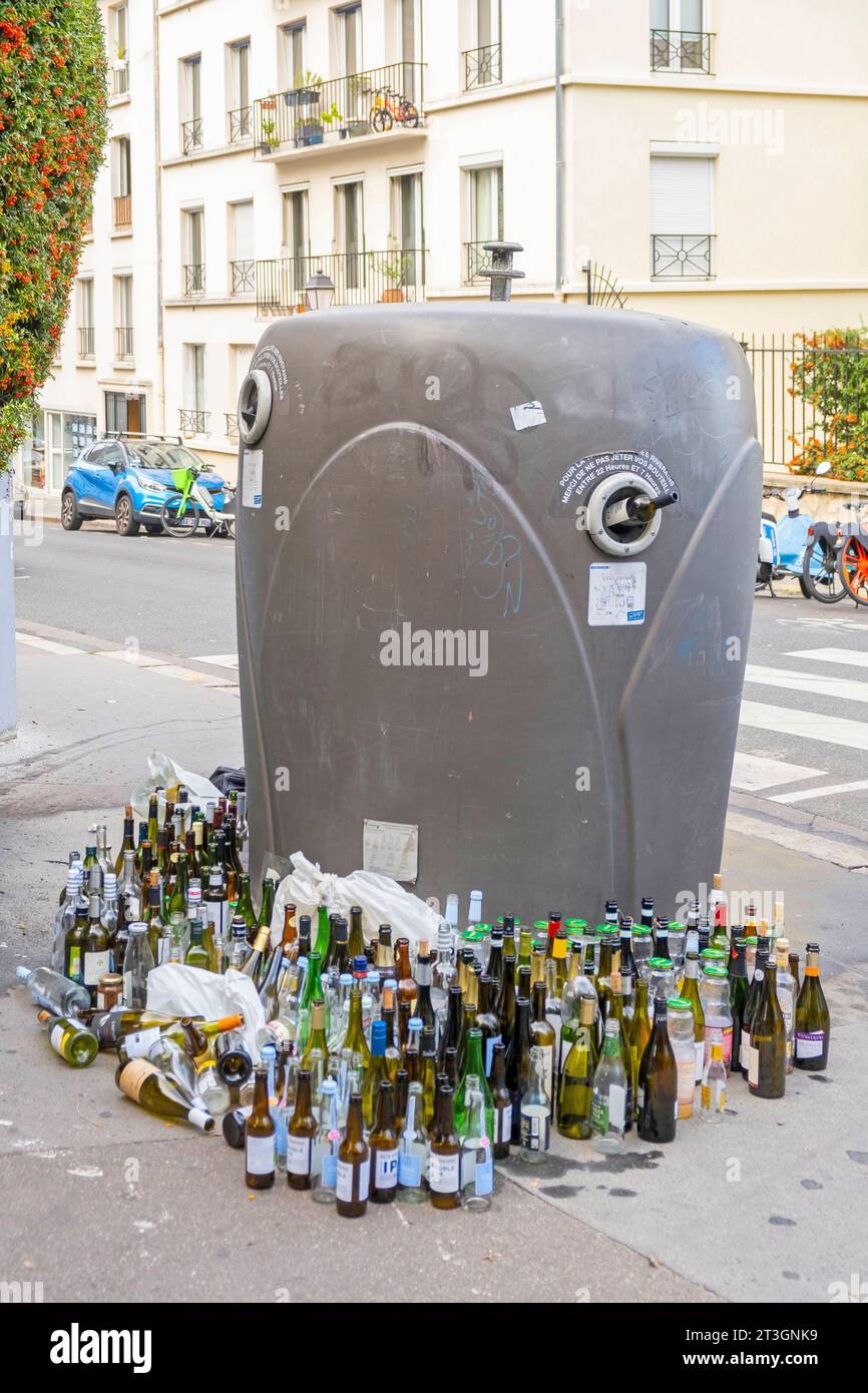 People recycling glass bottles france hi-res stock photography and ...