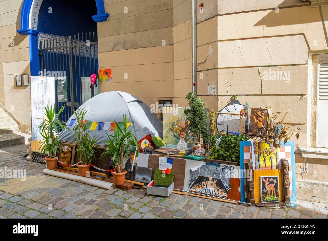 France, Paris, homeless tent, Montmartre Stock Photo - Alamy