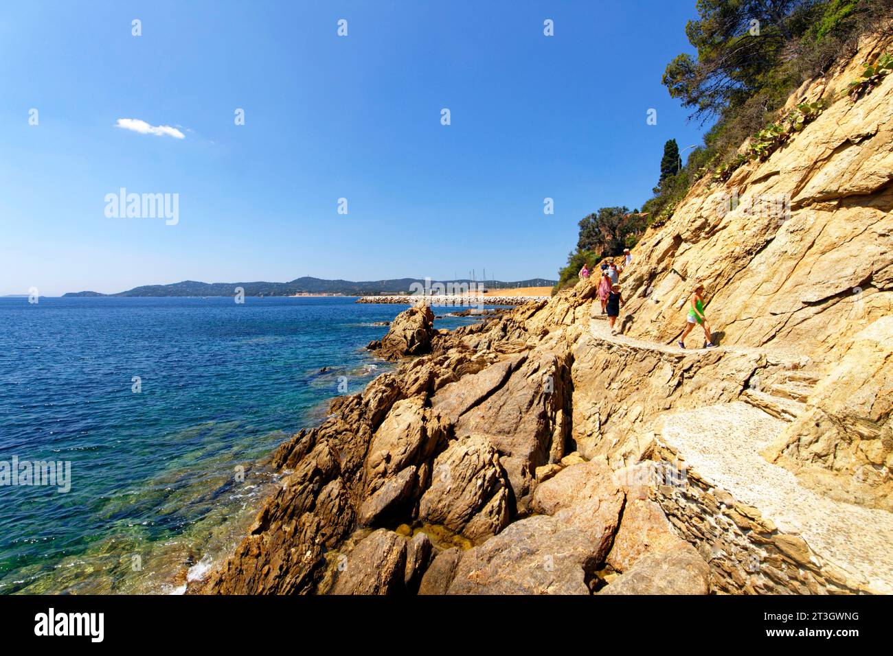 France, Var (83), Corniche des Maures, Le Lavandou, le sentier du ...