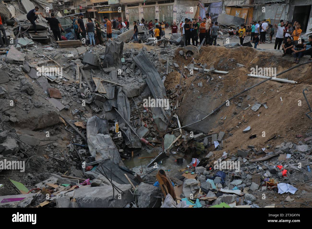 El-Maghazi, Gaza. 25th Oct 2023. Palestinians inspect a destroyed ...