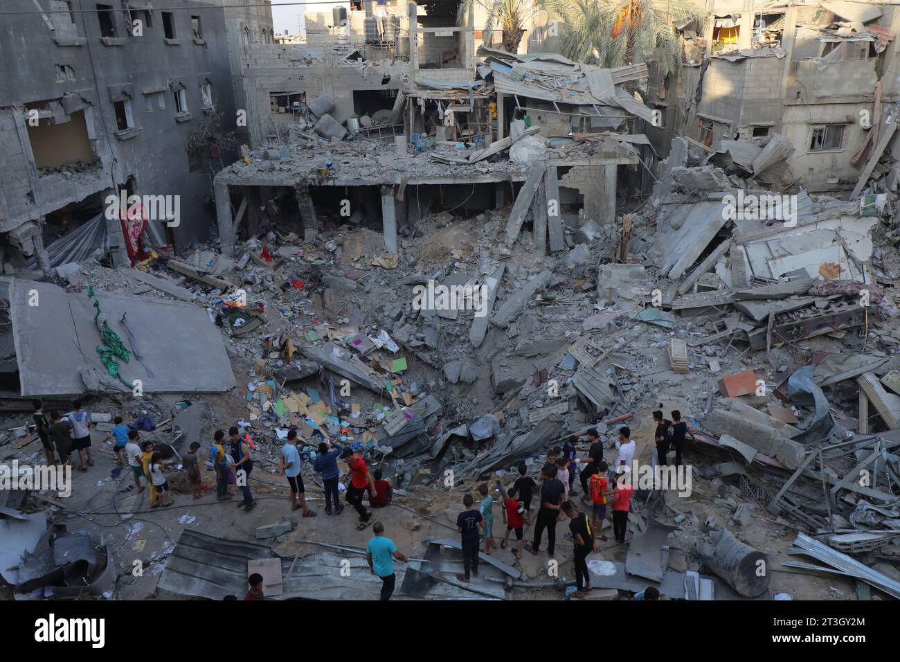 El-Maghazi, Gaza. 25th Oct 2023. Palestinians inspect a destroyed ...