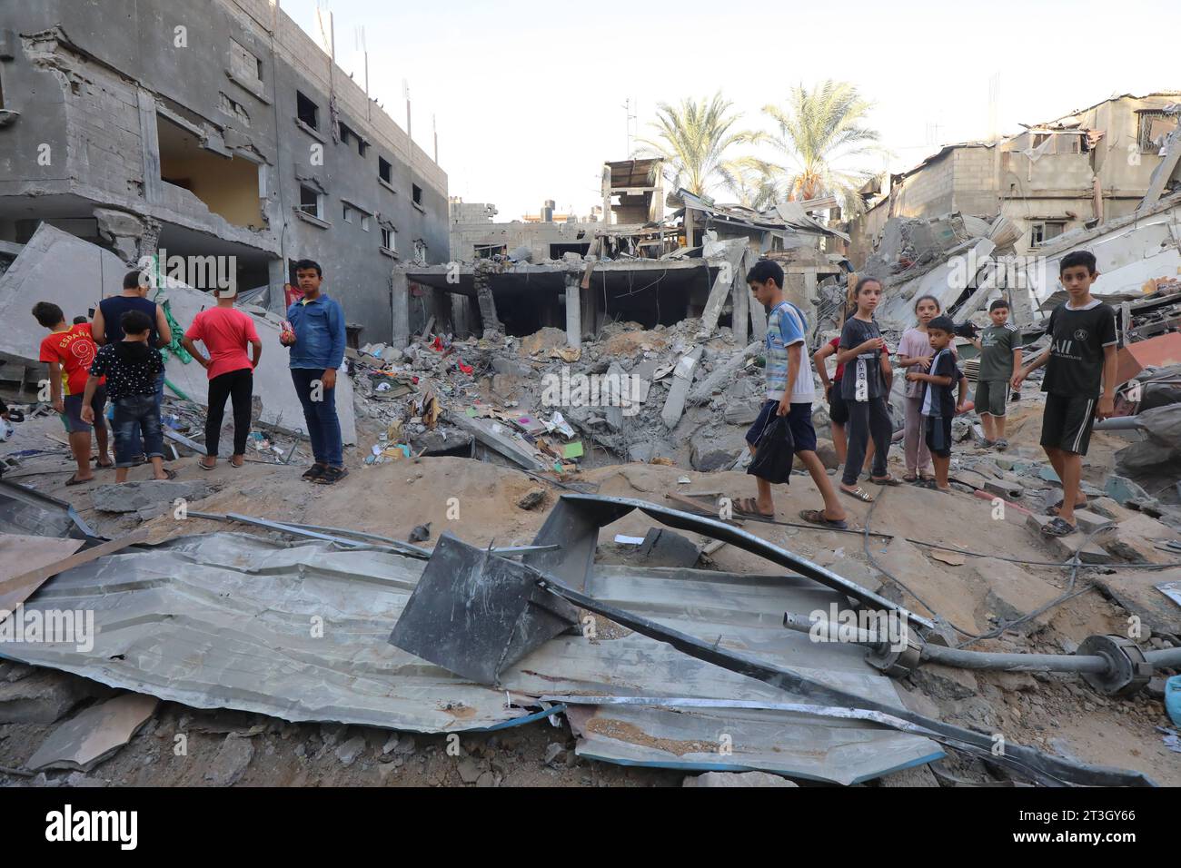 El-Maghazi, Gaza. 25th Oct 2023. Palestinians inspect a destroyed ...