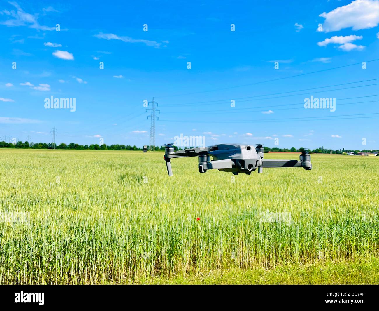 Using drones hi-res stock photography and images - Alamy