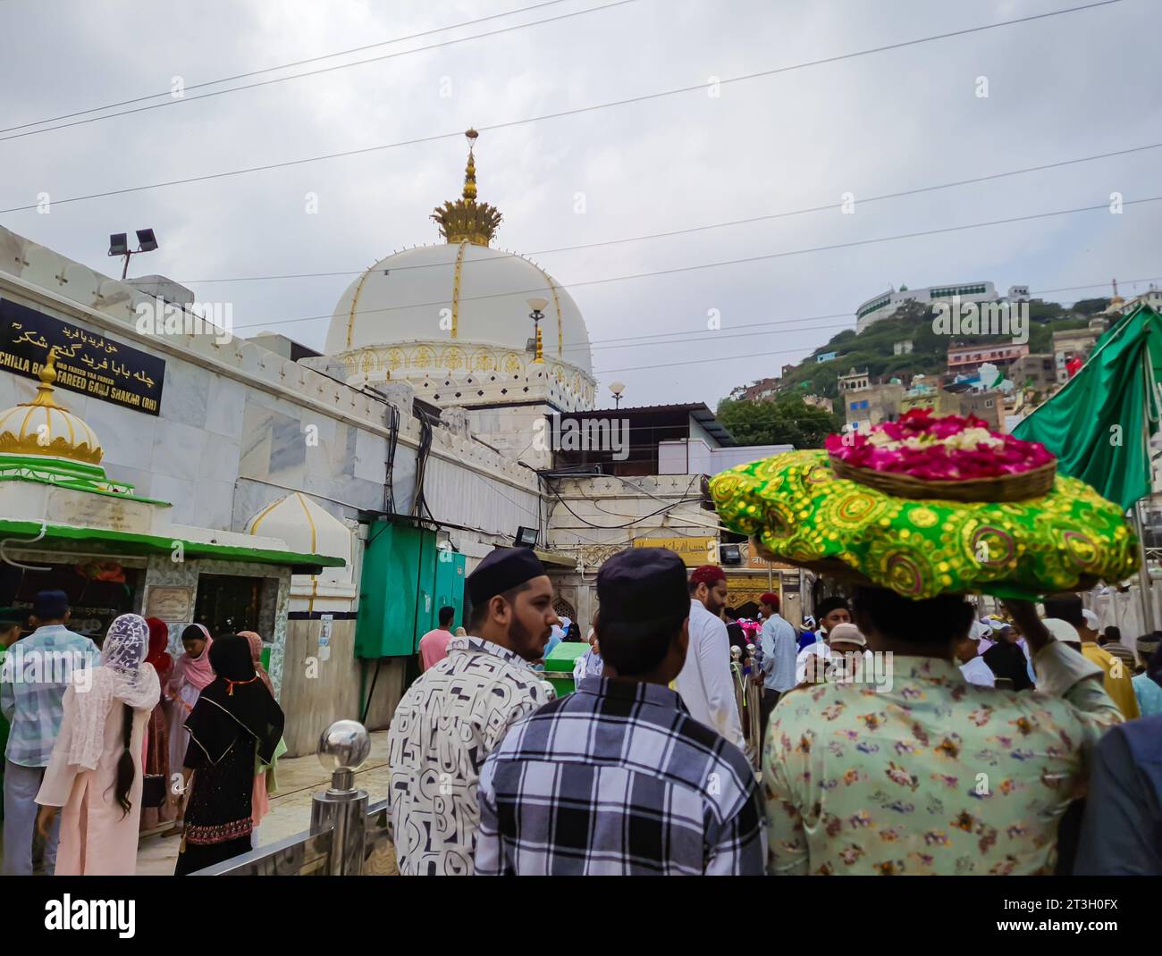 Khwaja moinuddin chishti hi-res stock photography and images - Alamy