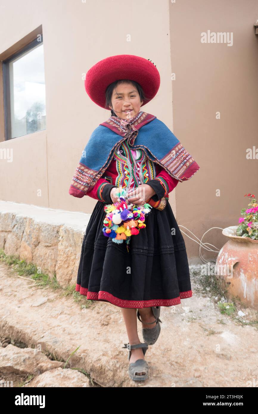 Peruvian woman in traditional costume Stock Photo - Alamy