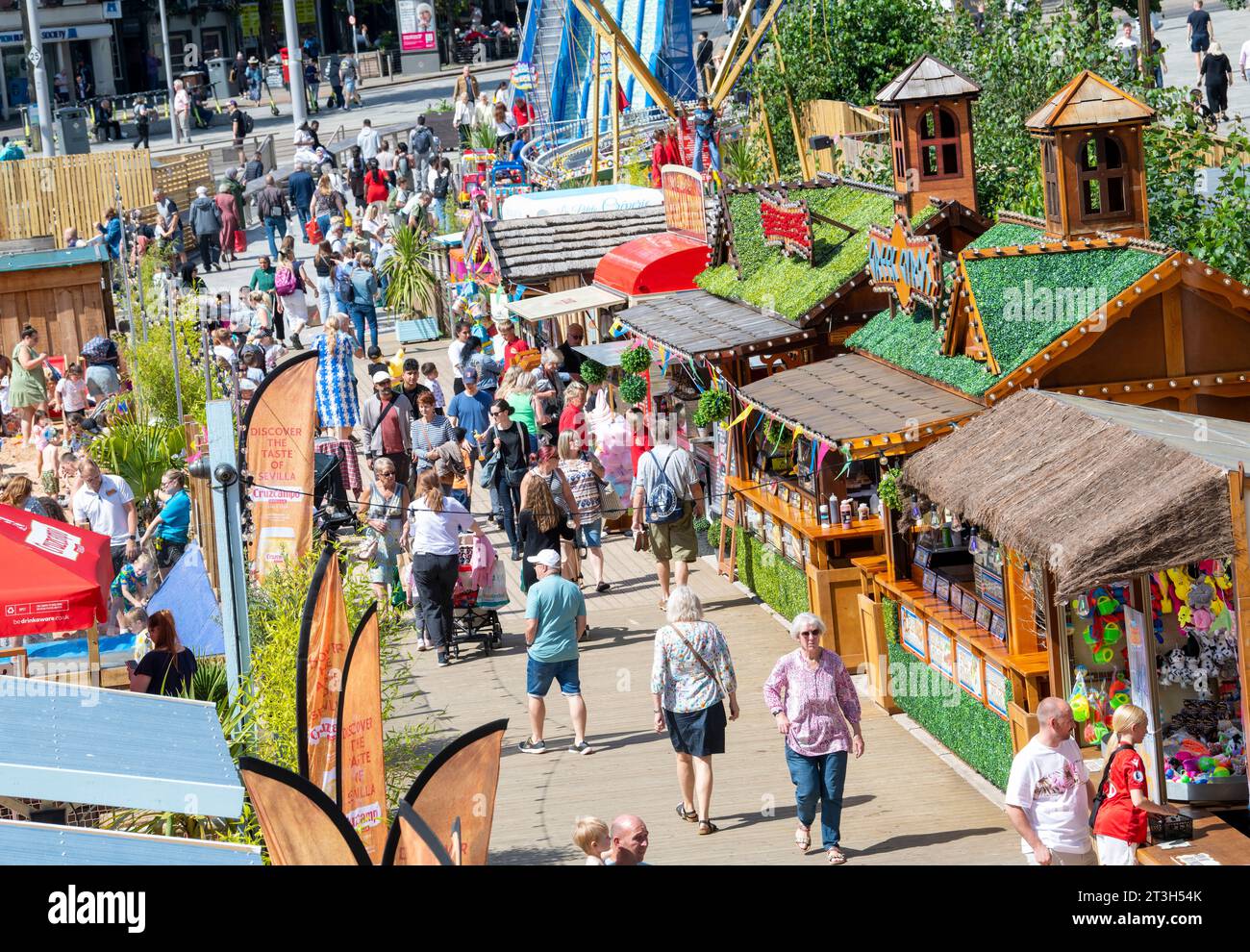 Sunny summer day at Nottingham Beach in the Market Square ...