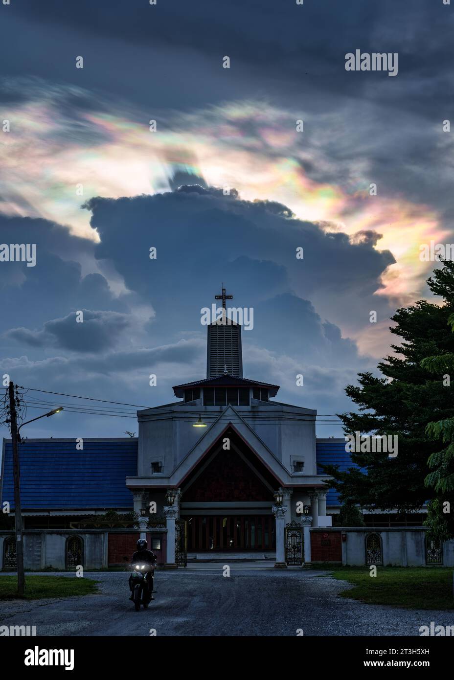 Sky christian glowing cross hi-res stock photography and images - Alamy