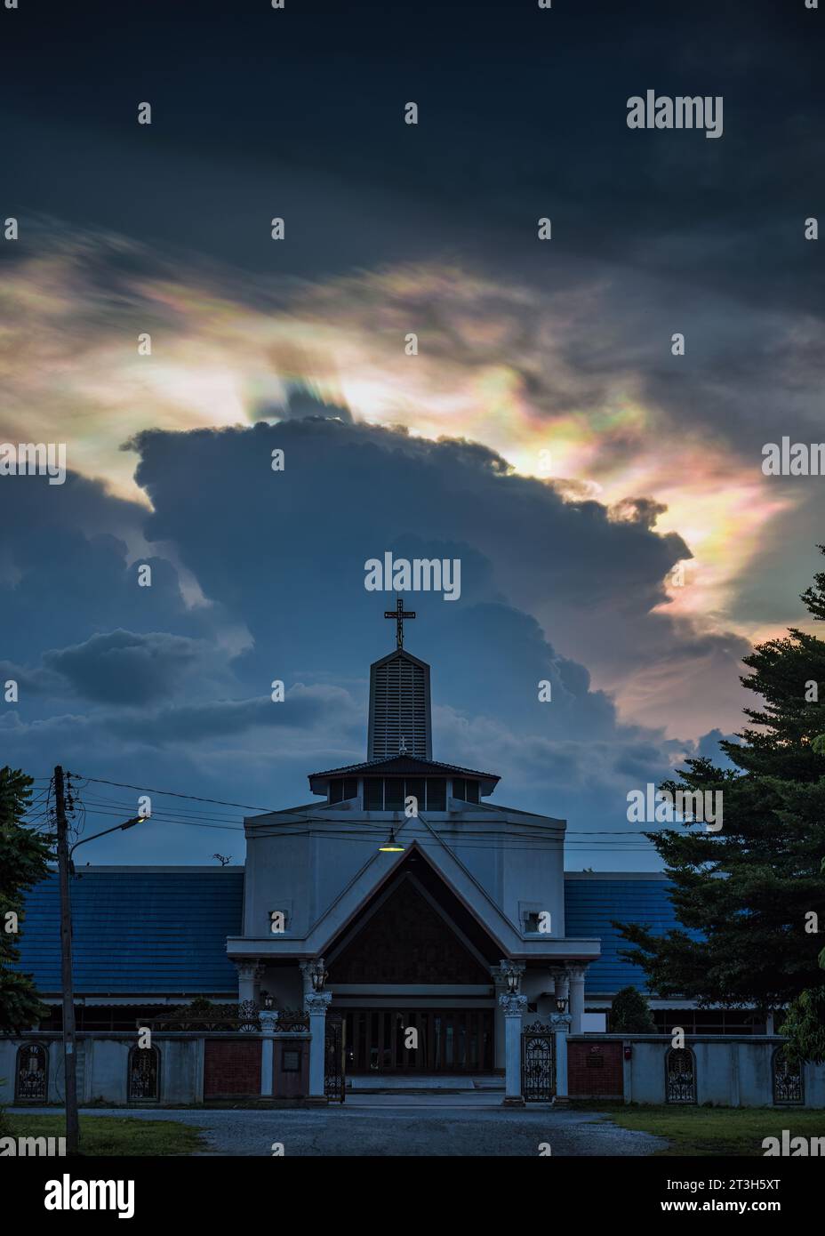 Sky christian glowing cross hi-res stock photography and images - Alamy