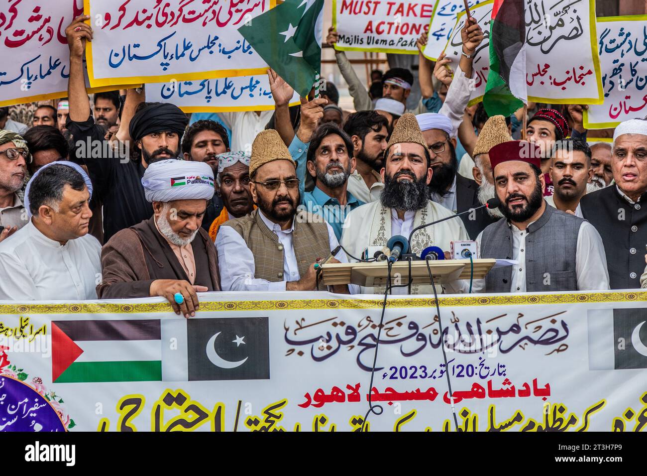 LAHORE, PAKISTAN - OCTOBER 20, 2023: Patricipants of a Pro-Palestine ...
