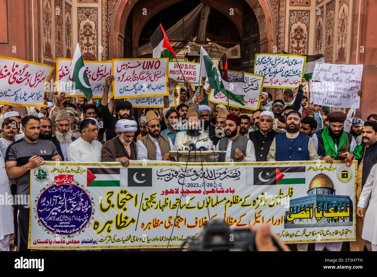 LAHORE, PAKISTAN - OCTOBER 20, 2023: Patricipants of a Pro-Palestine ...
