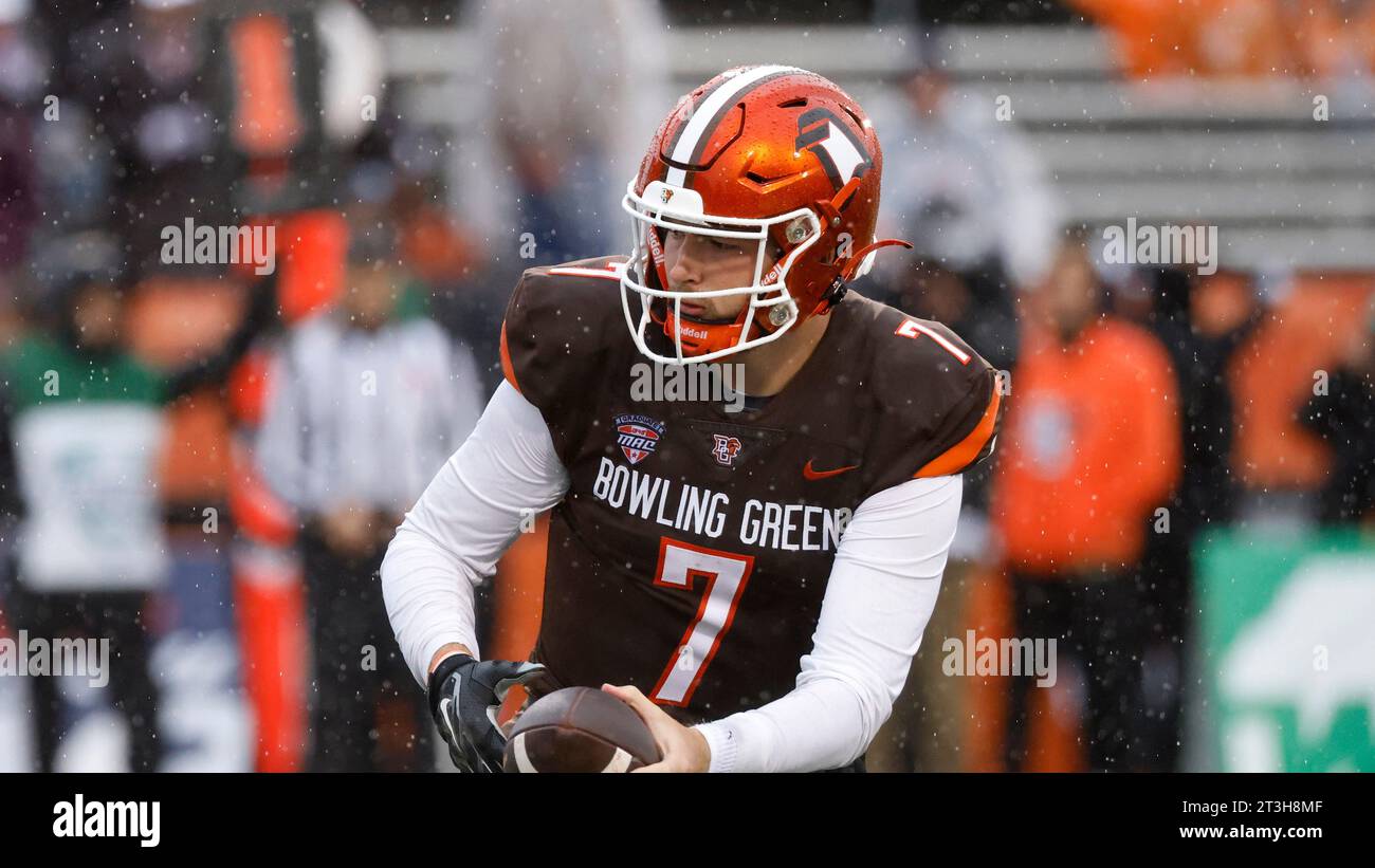 Bowling Green quarterback Connor Bazelak (7) hands off against the ...