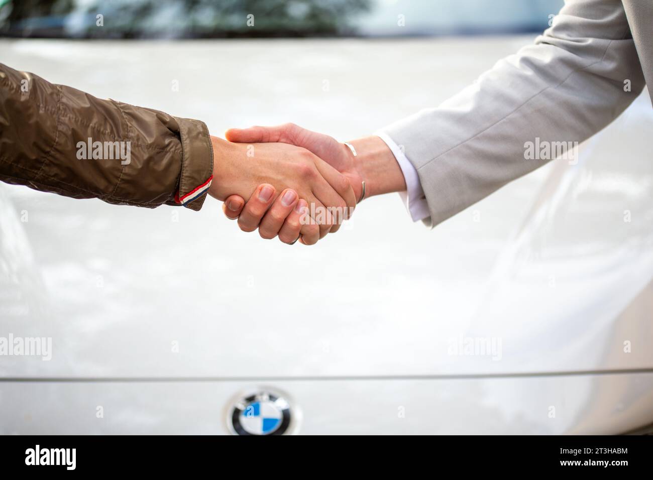 Handshake after buying a car (symbol image Stock Photo - Alamy