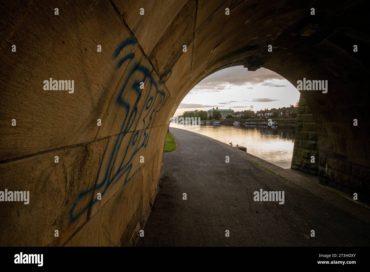 Sunrise under Wilford Suspension Bridge at Victoria Embankment ...