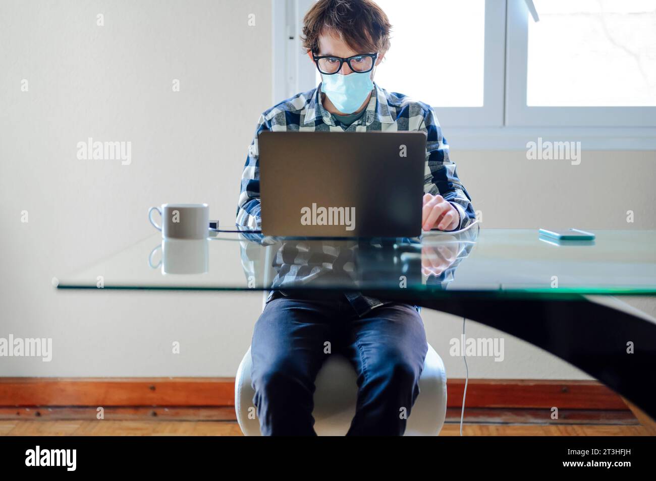 Teleworking with mask hi-res stock photography and images - Alamy