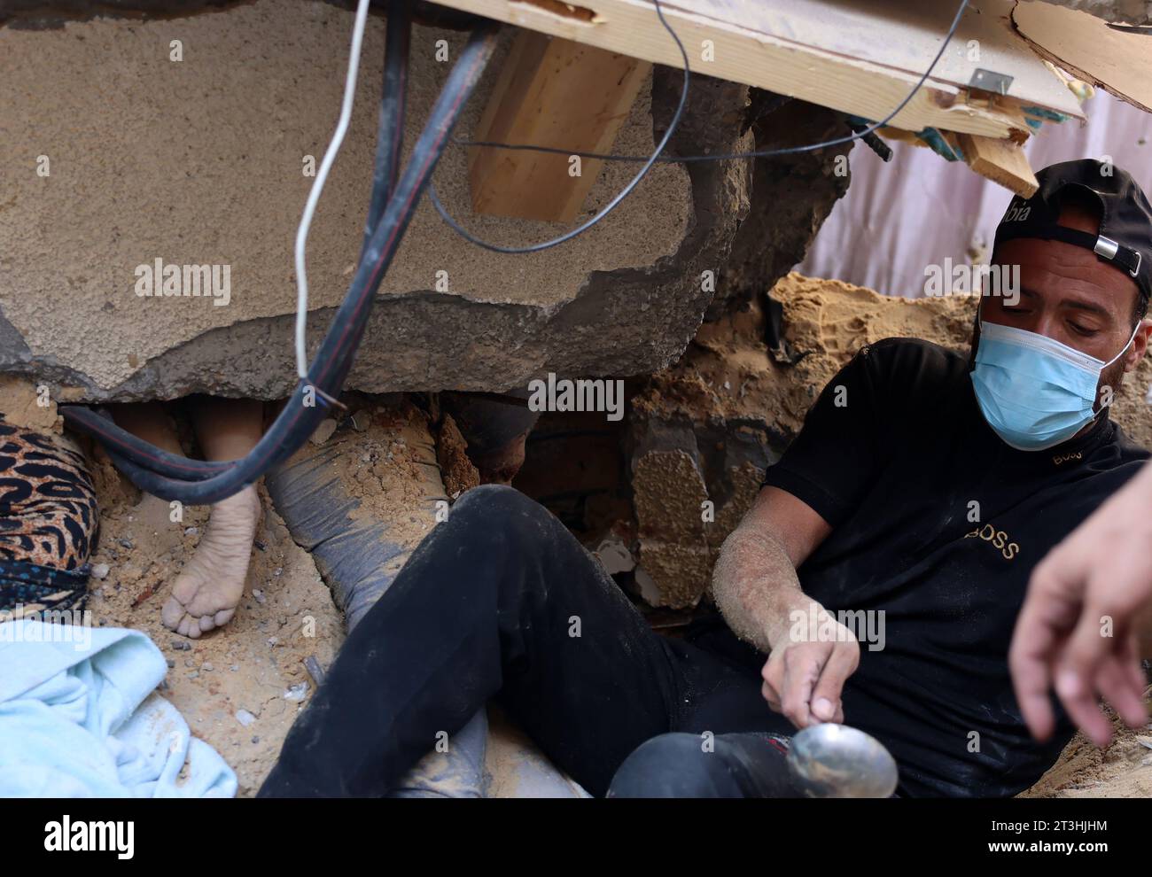 Rafah, Gaza. 25th Oct, 2023. Palestinian rescuers remove the rubble of ...